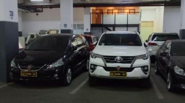 Buntut Heboh Bahasa Sunda, Arteria Dahlan Disorot Punya 5 Mobil Mewah Nomor Pelat Sama ...