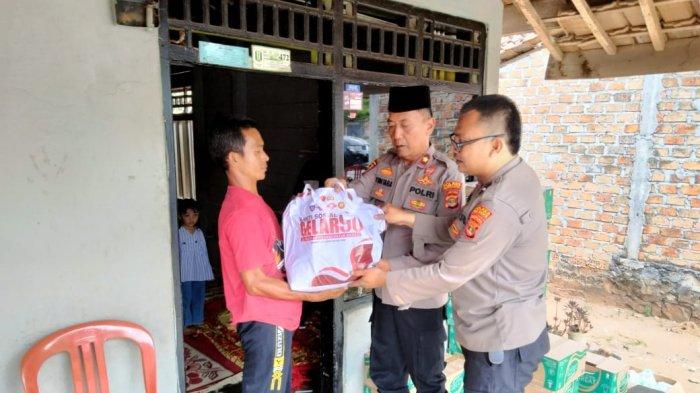 AKABRI Angkatan 1990 di Way Kanan Bagikan Sembako. - Tribunlampung.co.id