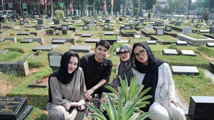 Baru Nikah, Aaliyah Massaid Ajak Thariq Halilintar Nyekar ke Makam Adjie Massaid - Tribunlampung ...