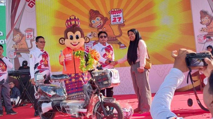 Warga Bandar Lampung Terharu Dapat Hadiah Sepeda Listrik di Peluncuran ...