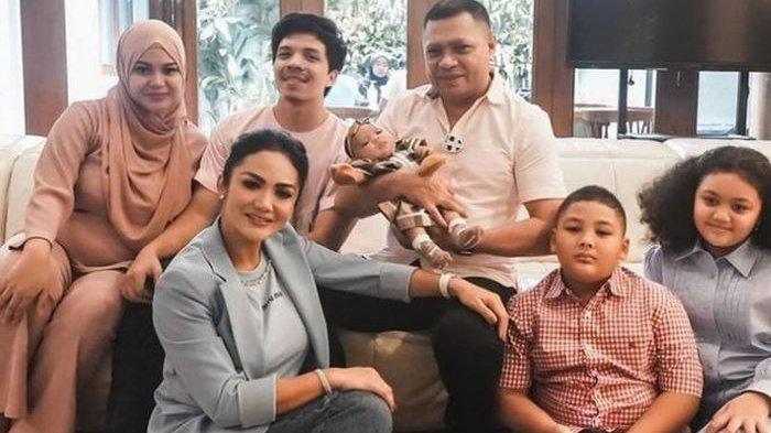Aksi Raul Lemos Perdana Gendong Anak Kedua Aurel Hermansyah Jadi ...