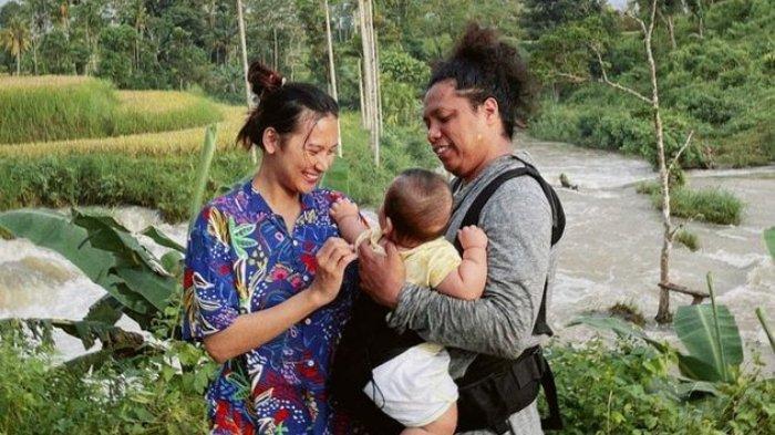 Alasan Arie Kriting Enggan Publikasikan Wajah Anaknya dengan Indah Permatasari - Tribunlampung.co.id