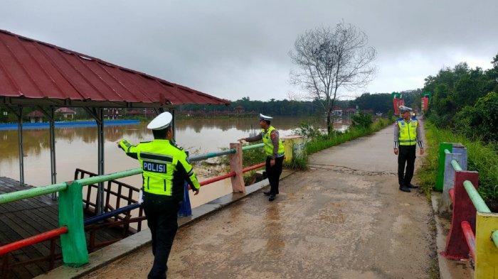 Anggota Satlantas Polres Mesuji Polda Lampung Cek Lokasi Banjir di Wisata Bendungan Albaret ...