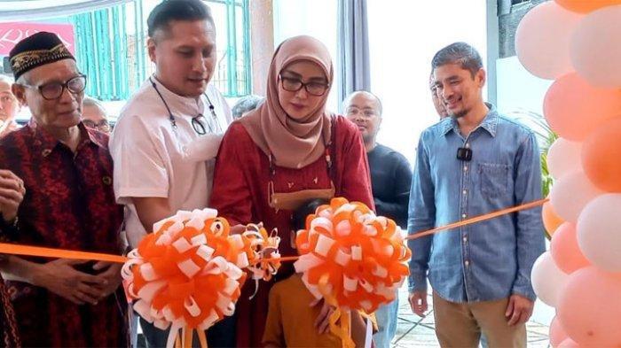 Arie Untung Minta Maaf ke Istri dan Keluarga Soal Poligami: Rahasiaku ... Arie Untung Minta Maaf ke Istri dan Keluarga Soal Poligami: Rahasiaku ...
