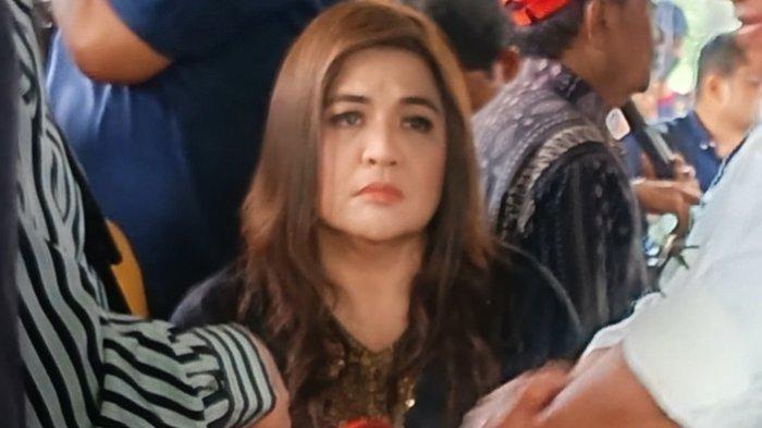 Cornelia Agatha Berlinang Air Mata di Pemakaman Rizal Ramli ...