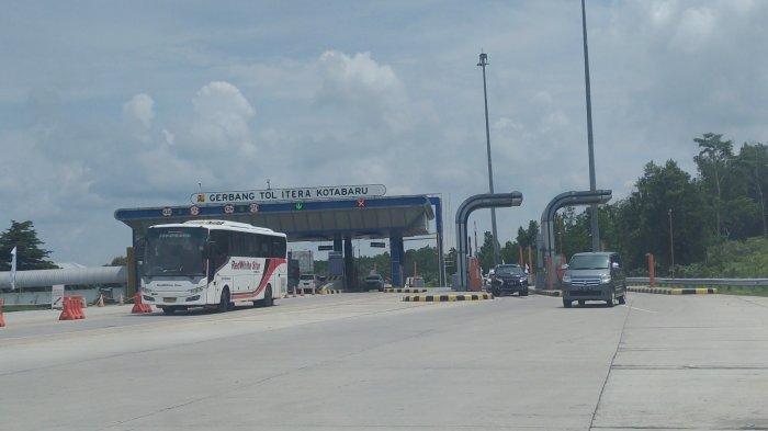 Arus Lalu Lintas di Tol Bakter Terpantau Lengang - Tribunlampung.co.id