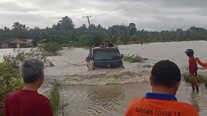 Breaking News Jalan Penghubung Pekon di Pesisir Barat Terendam Banjir Setinggi 1,5 Meter ...