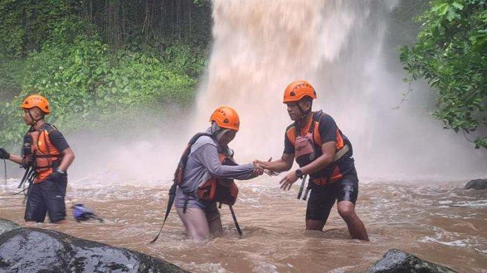 Basarnas Evakuasi 4 Pengunjung Way Lalaan Tanggamus Lampung saat ... Basarnas Evakuasi 4 Pengunjung Way Lalaan Tanggamus Lampung saat ...