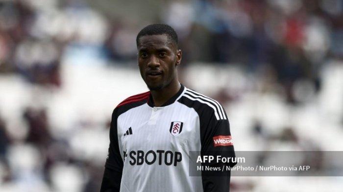 Bek Fulham Tosin Adarabioyo Pilih Chelsea, MU Gigit Jari ...