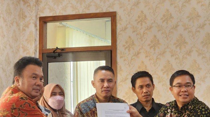 Gunakan Batik, Benny Uzer Optimistis Dilantik Anggota DPD RI Wilayah ...