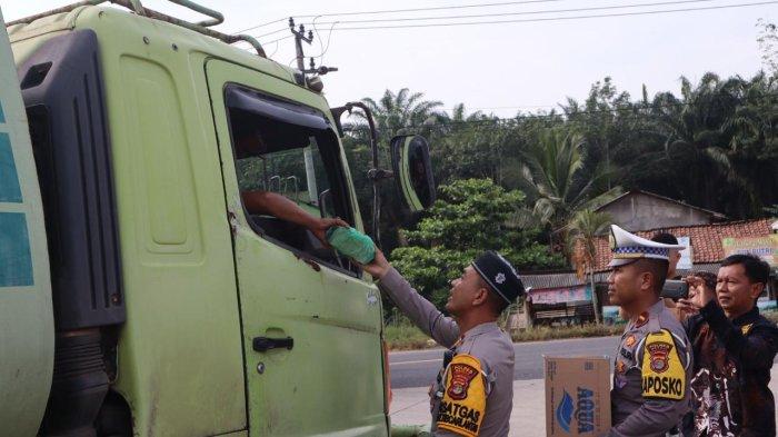 Kapolres Mesuji Polda Lampung Bagikan Takjil ke Para Sopir Jelang Buka ... Kapolres Mesuji Polda Lampung Bagikan Takjil ke Para Sopir Jelang Buka ...