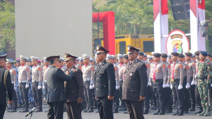 Kapolda Lampung Irjen Helmy Santika Berikan Penghargaan 3 Polisi ...