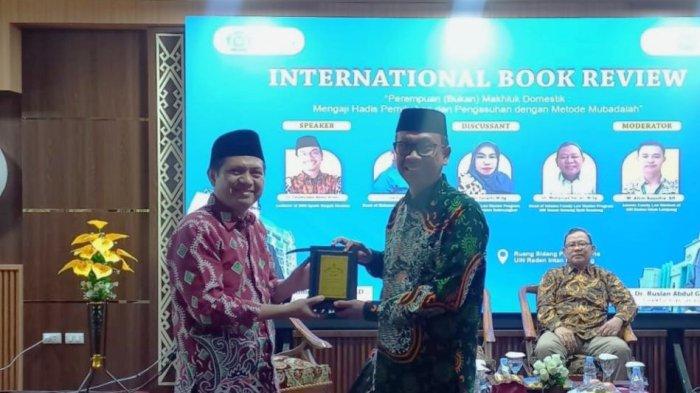 S2 HKI UIN RIL Adakan International Book Review, Ulas Buku Ahli ...