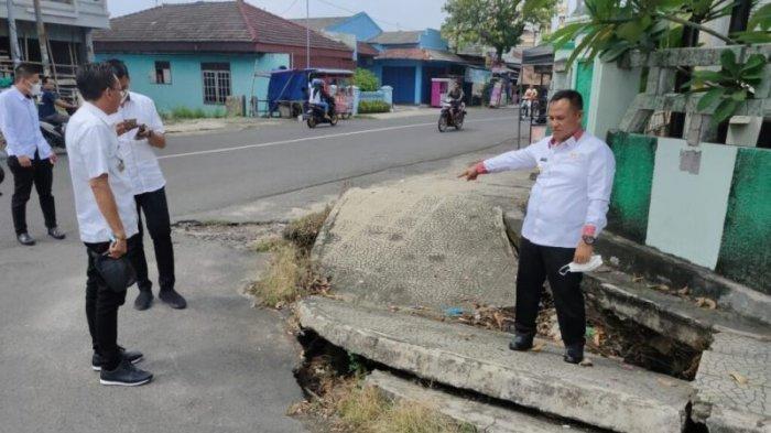 Bupati Lampung Selatan Perintahkan Dinas PUPR Segera Perbaiki Trotoar Rusak - Tribunlampung.co.id