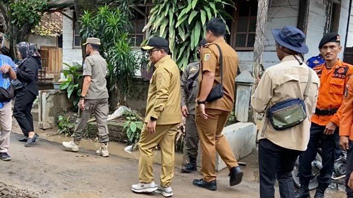 Pj Gubernur dan Wakil Wali Kota Tinjau Warga Terdampak Banjir di Bandar Lampung - Tribunlampung ...