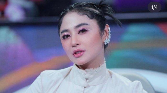 Dewi Perssik Akhirnya Ngaku Gaji Calon Suami Pilot Bukan Rp 200 Juta ... Dewi Perssik Akhirnya Ngaku Gaji Calon Suami Pilot Bukan Rp 200 Juta ...