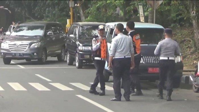 Ganggu Arus Lalu Lintas, Dishub Metro Imbau Warga Tak Parkir di Badan Jalan - Tribunlampung.co.id