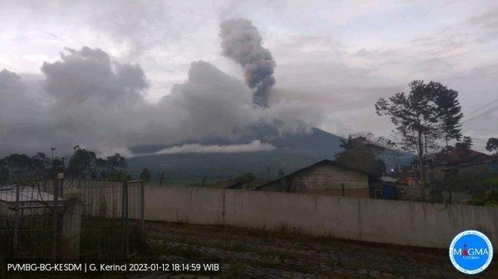 Erupsi Gunung Kerinci Jambi Capai 1.200 Meter, Warga Dilarang Mendekat Radius 3 KM ...