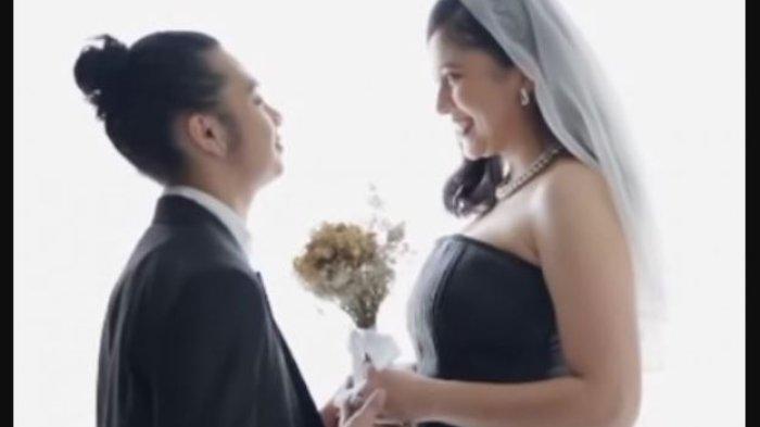 Sitha Marino dan Bastian Steel Ternyata Hanya Prank Lamaran - Tribunlampung.co.id