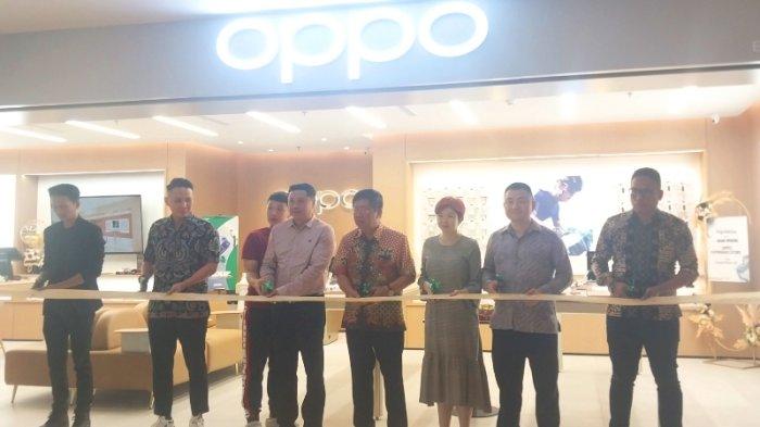 Grand Opening Oppo Experience Store di Chandra Mall Tanjungkarang ...