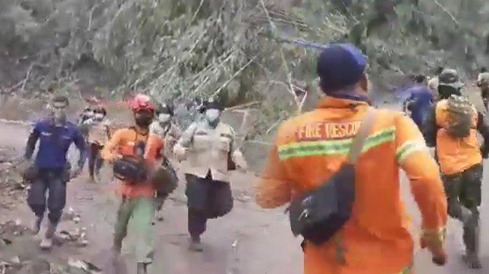 Gunung Semeru Keluarkan Asap Putih Tebal, Tim Gabungan TNI Polri dan SAR Lari Selamatkan Diri ...
