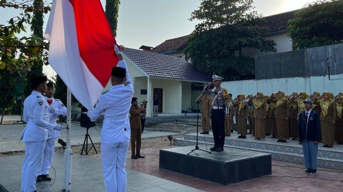 Kasatlantas Polres Lamteng Polda Lampung Beri Pelajar Helm SNI Saat Sosialisasi - Tribunlampung ...