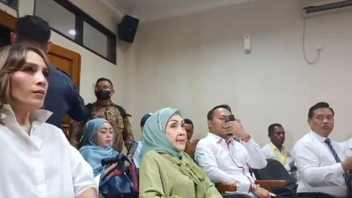 Ibunda dan Adik Ferry Irawan Jadi Saksi Sidang Cerai Perdana Venna Melinda - Tribunlampung.co.id