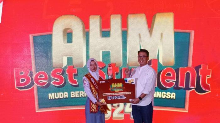 Siswi SMAN 1 Purbolinggo Lampung Timur Isfi Aliya Dzikra Raih Juara Tiga AHM Best Student 2024 ...