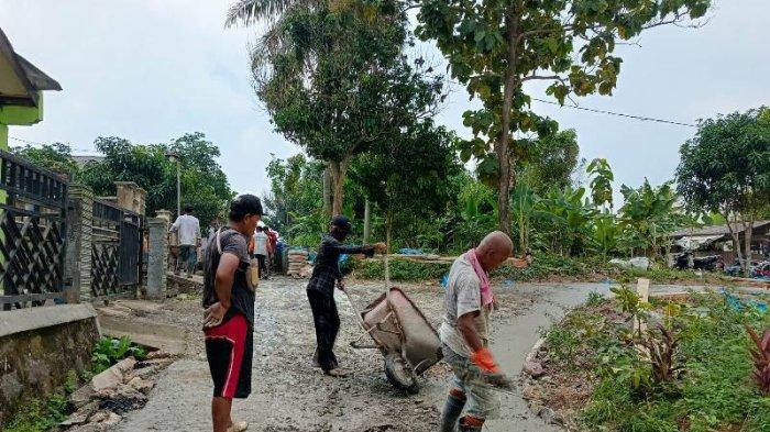 Puluhan Tahun Rusak, Jalan Desa Babatan Lampung Selatan Diperbaiki Pakai Dana Desa ...