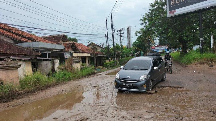 Ruas Jalan Provinsi di Pringsewu Becek dan Berkubang - Tribunlampung.co.id