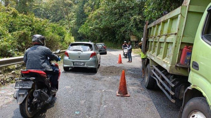 Jalan Rusak di Ruas Jalan Nasional Batu Brak Lampung Barat Hanya Ditambal Sementara ...