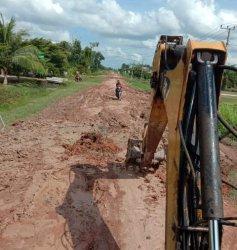 Jelang Lebaran Dinas PUPR Mesuji Lampung Perbaiki Ruas Jalan Rusak - Tribunlampung.co.id