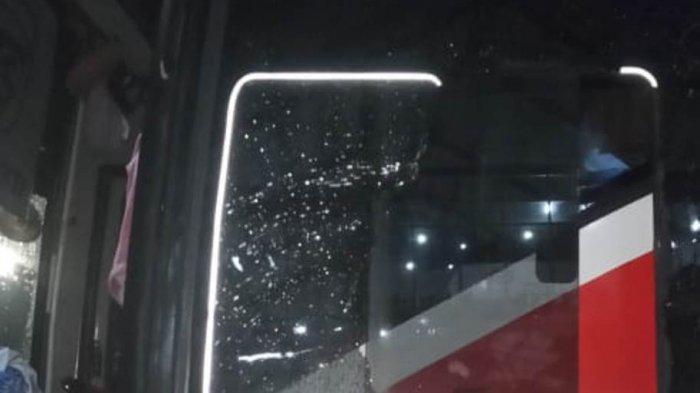 Kaca Pintu Depan Bus Damri Pecah dan Sopir Luka Akibat Pemparan Batu di ...