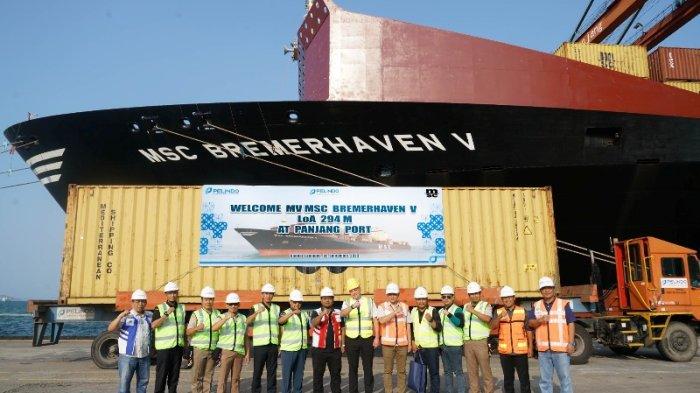 Jadi Sejarah, Kapal Sepanjang 294 Meter Sandar di Pelabuhan Panjang ...