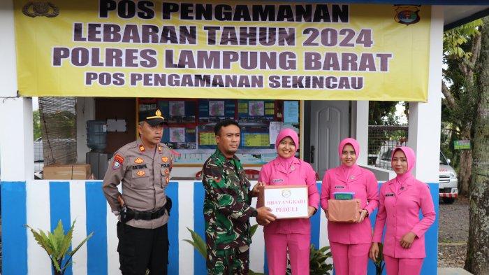 Kapolres Lampung Barat Polda Lampung Cek Pos PAM dan Bagi-bagi Bingkisan - Tribunlampung.co.id
