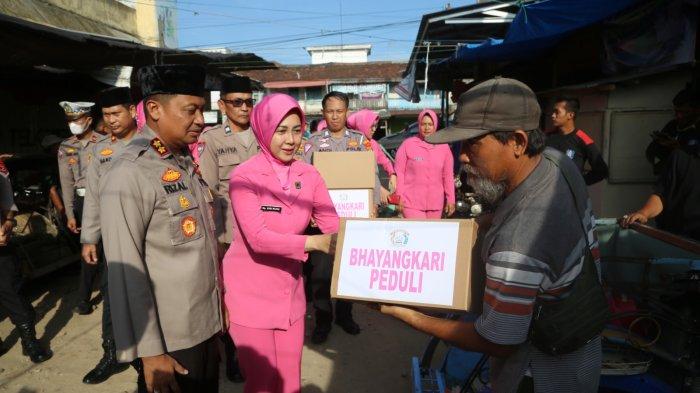 Kapolres Lampung Timur Polda Lampung Bagi-bagi Takjil di Pasar Way ... Kapolres Lampung Timur Polda Lampung Bagi-bagi Takjil di Pasar Way ...