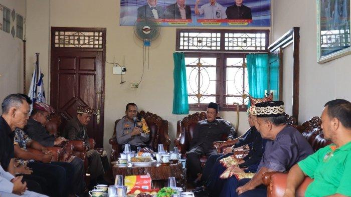 Kapolres Metro Polda Lampung Berbincang Dengan Tokoh Adat Terkait