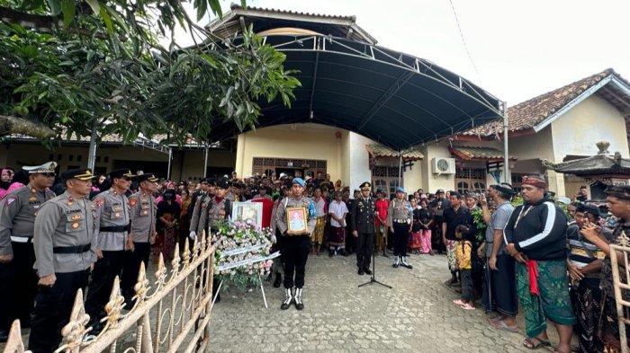 Polres Way Kanan Polda Lampung Gelar Pemakaman Personel secara ...