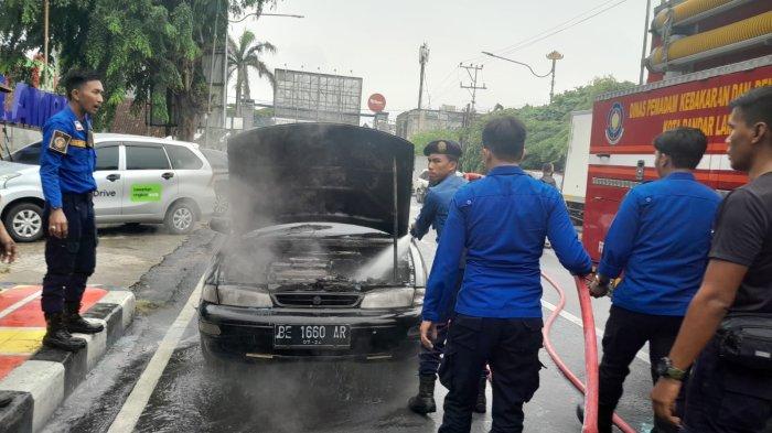 Mobil Sedan Terbakar di Depan Kantor PWI Lampung - Tribunlampung.co.id