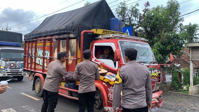 Polsek Blambangan Umpu Polres Way Kanan Polda Lampung Bagikan Takjil ... Polsek Blambangan Umpu Polres Way Kanan Polda Lampung Bagikan Takjil ...