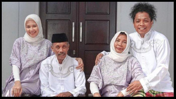 Kedekatan Indah Permatasari dengan Orang Tua Arie Kriting Jadi Sorotan - Tribunlampung.co.id