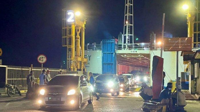 Pemudik Ucap Syukur Usai Turun dari Kapal, Sempat Terjebak Macet 10 Jam di Pelabuhan Merak ...