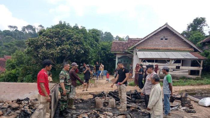 BBM Disambar Api Tungku, Rumah di Tanggamus Lampung Dilalap Si Jago ...