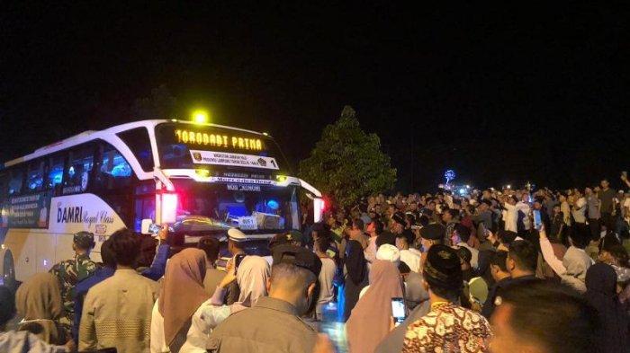 Kepulangan 385 Jamaah Haji Asal Pringsewu Disambut Tangis Rindu Keluarga - Tribunlampung.co.id