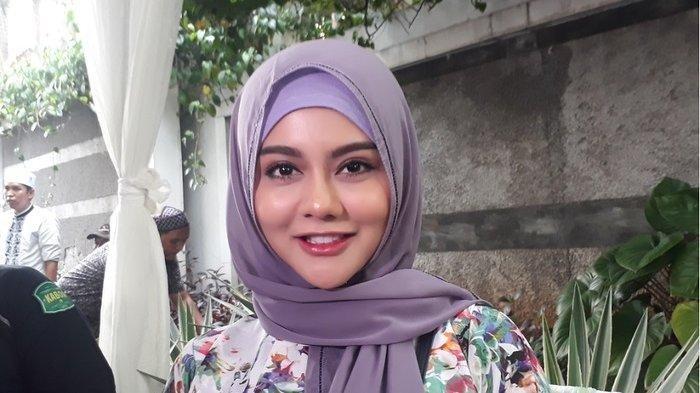 Kini Berhijab Jenita Janet Hibahkan Baju Lawasnya Kepada Orang yang ...