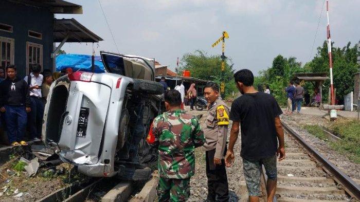 Korban Mobil Tertemper Kereta Api Babaranjang di Natar Lampung Selatan ...