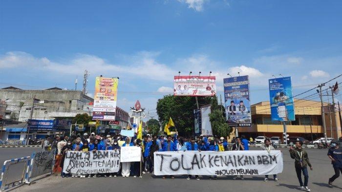 Mahasiswa Demo Tolak Kenaikan Harga BBM di Tugu Pena dan DPRD Metro Lampung - Tribunlampung.co.id