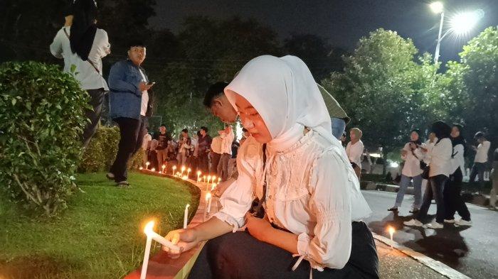 Mahasiswa Unila Hidupkan 1.000 Lilin Simbol Keresahan UKT Mahal tapi ...