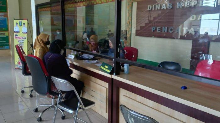Disdukcapil Lampung Tengah Cetak e-KTP di 5 Kecamatan - Tribunlampung.co.id