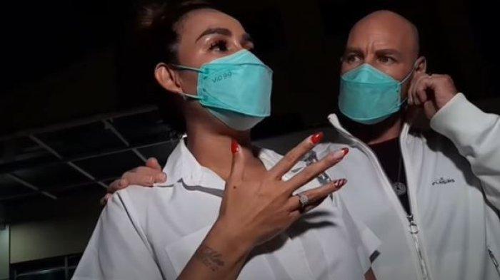 Dikira Minta Tolong, Ternyata Ini Maksud Kode 4 Jari Melaney Ricardo ...